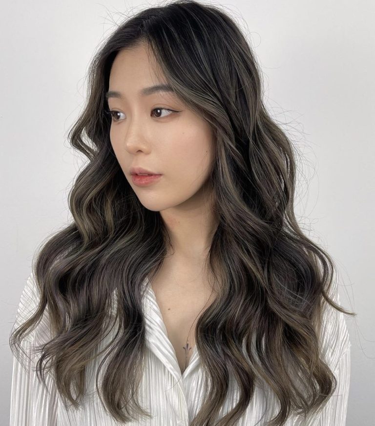 65 Ravishing Silver & White Highlight Ideas That Redefine Aging Gracefully