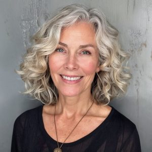 27 Lockenfrisuren, die Frauen über 60 dazu inspirieren, ihre natürliche Textur anzunehmen